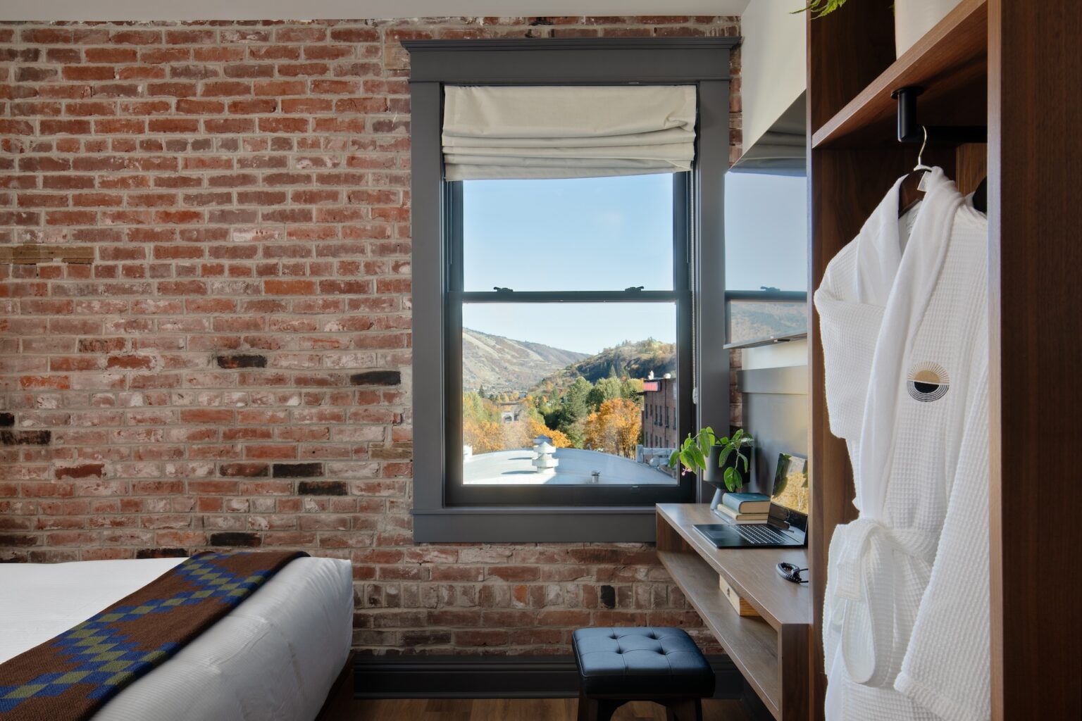 Hood River Hotel Rooms & Suites | Lightwell Hotel