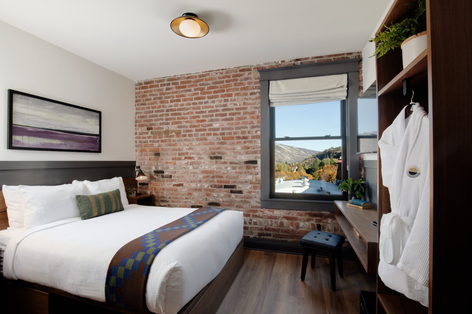Hood River Hotel Rooms & Suites | Lightwell Hotel