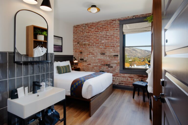 Hood River Hotel Rooms & Suites | Lightwell Hotel