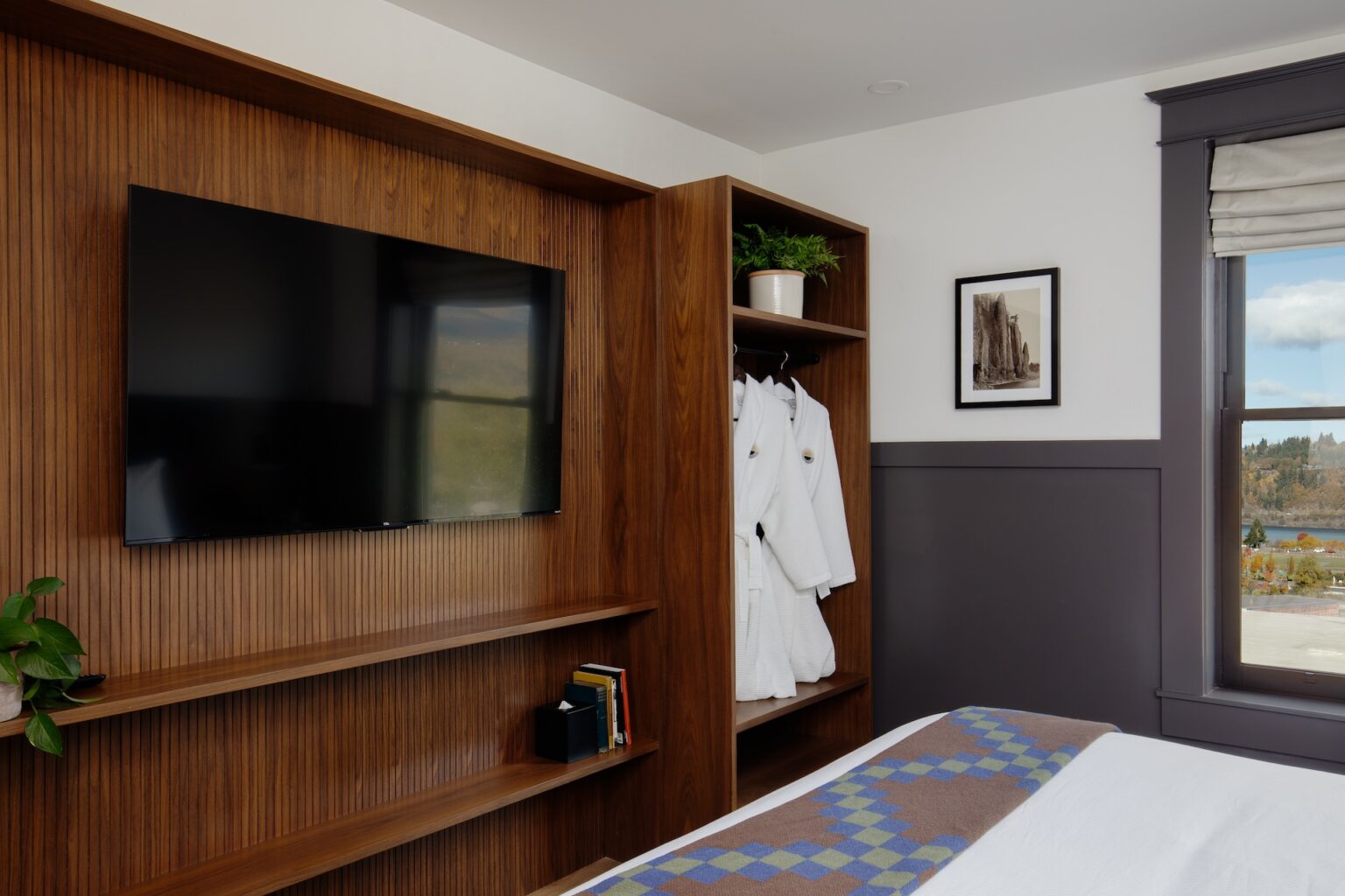 Hood River Hotel Rooms & Suites | Lightwell Hotel