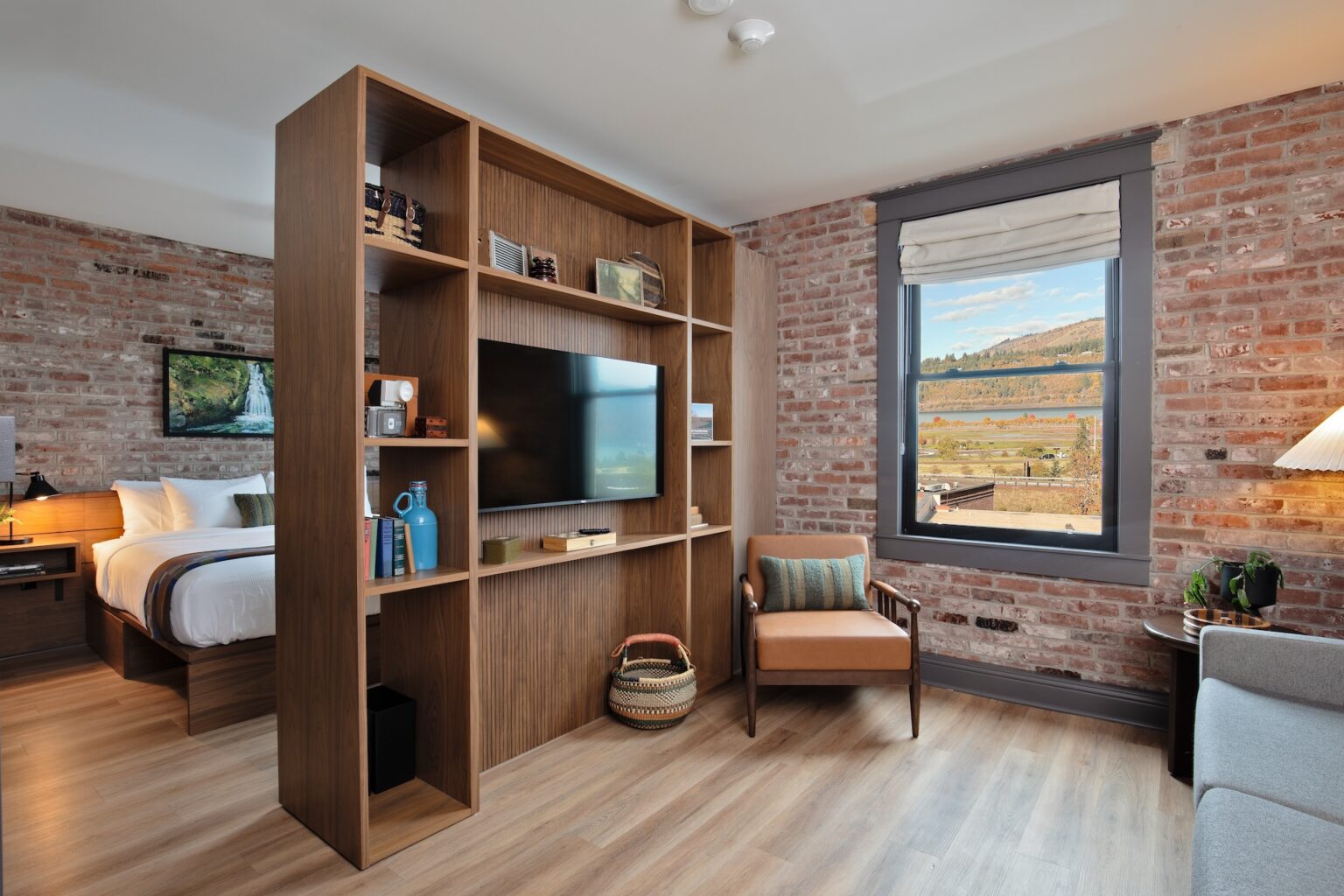Hood River Hotel Rooms & Suites | Lightwell Hotel
