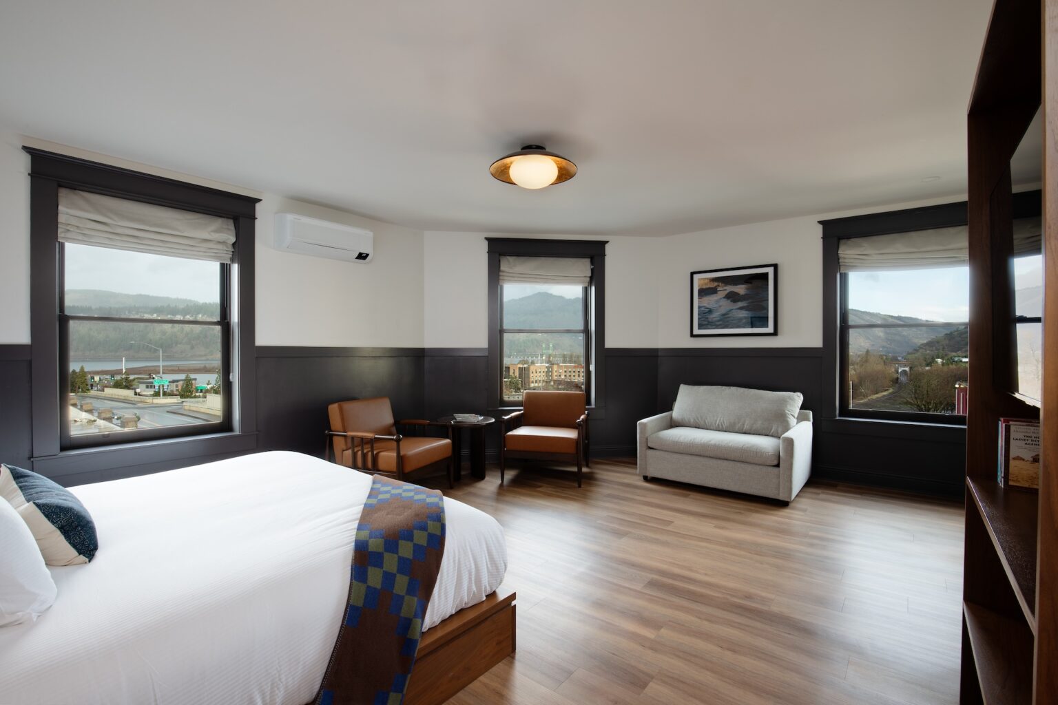 Hood River Hotel Rooms & Suites | Lightwell Hotel