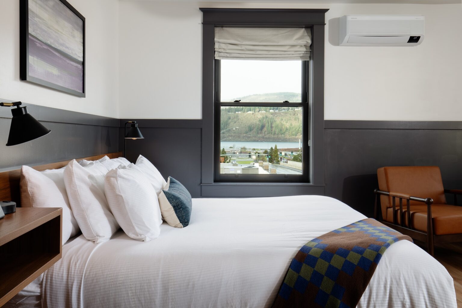 Hood River Hotel Rooms & Suites | Lightwell Hotel