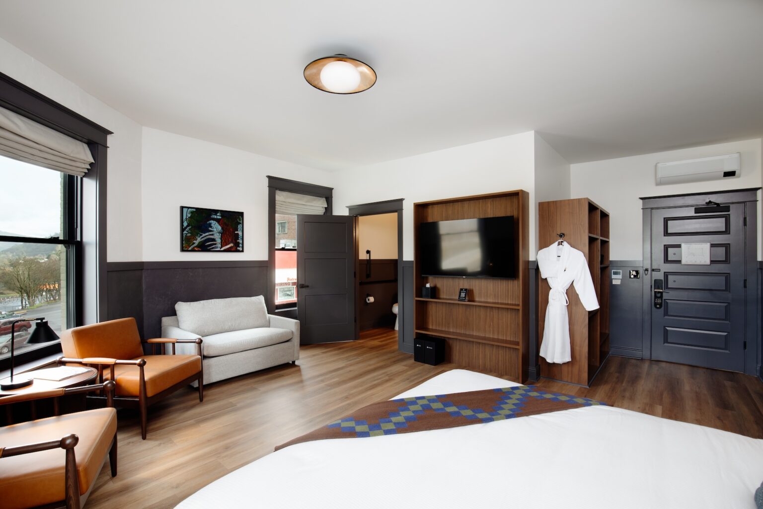 Hood River Hotel Rooms & Suites | Lightwell Hotel